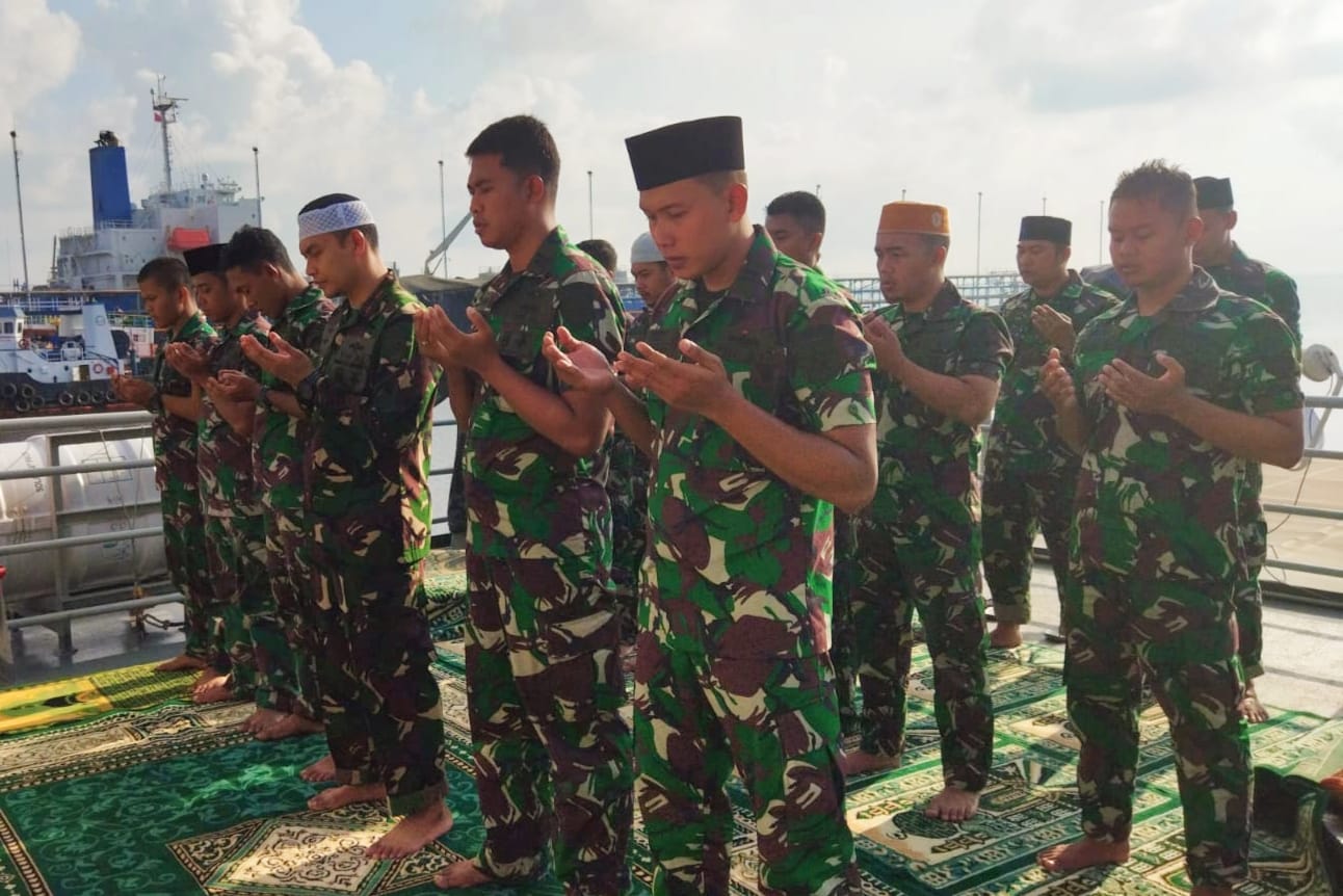 KRI Lepu-861 Kibarkan Bendera Merah Putih Setengah Tiang - MataKepri ...