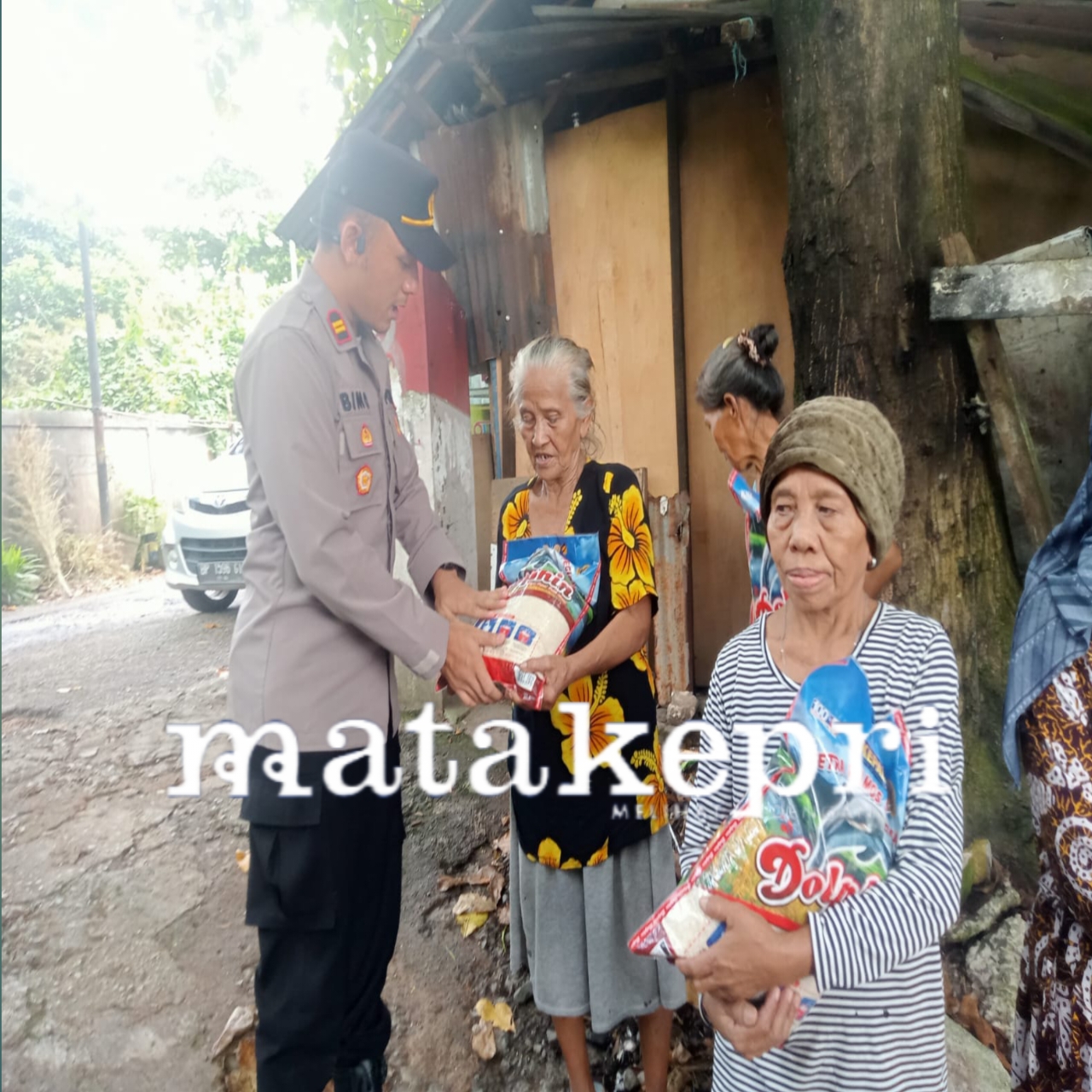 Iptu Raden Bimo Dwi Lambang Pimpin Penyerahan Bansos ke Lansia dan Anak Yatim Piatu - MataKepri ...
