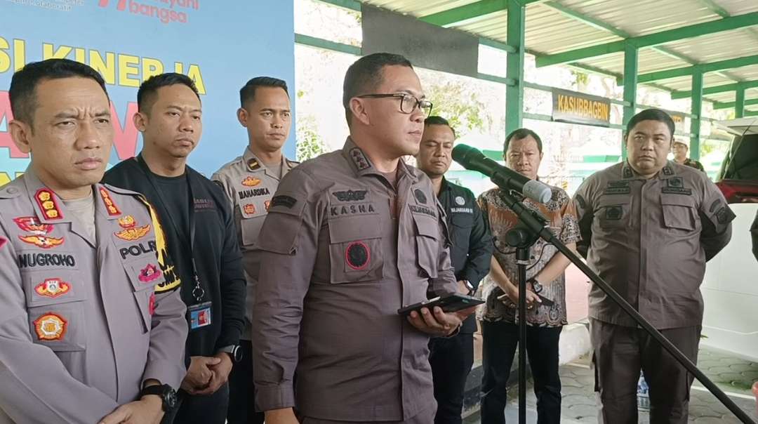 Tangkap Mafia Judi Bola, Bareskrim Polri Serahkan Tersangka dan Barang ...