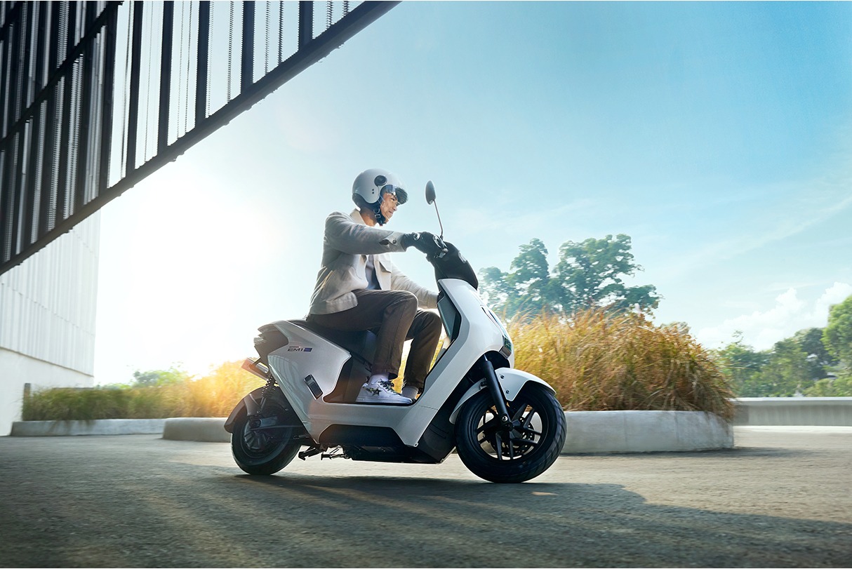 EV Jadi Populer di Indonesia, Ini Tips Berkendara Motor Elektrik dari ...